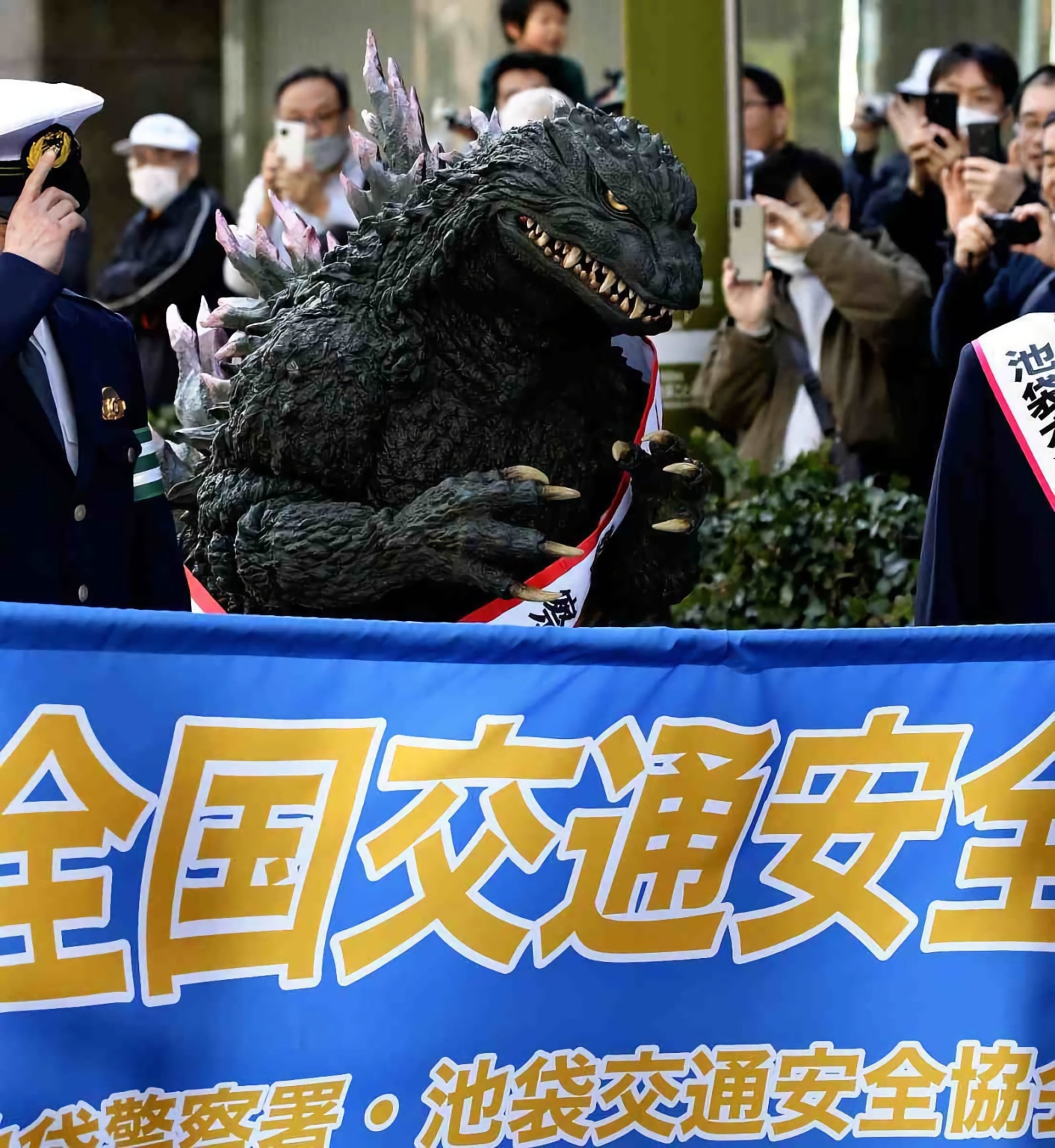 Flash info : Godzilla est élu chef de la police à Tokyo – La Réclame