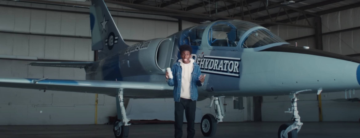 Liquid Death vous fait gagner un avion de chasse – La Réclame